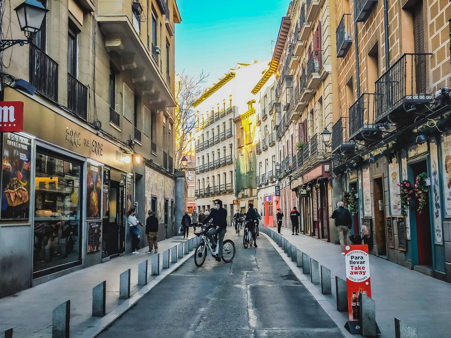 Calle de la Cava Baja. Una de las calles más castizas de Madrid. - Bares